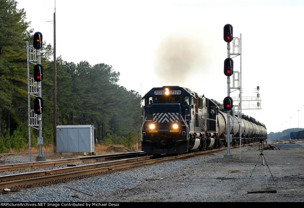 HLCX SD-40-2 #7179 leads a northbound ammonia train past the new signals at Collier Yard